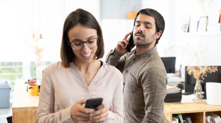 Cuidado con los que espían el teléfono por encima del hombro – Estamos ...
